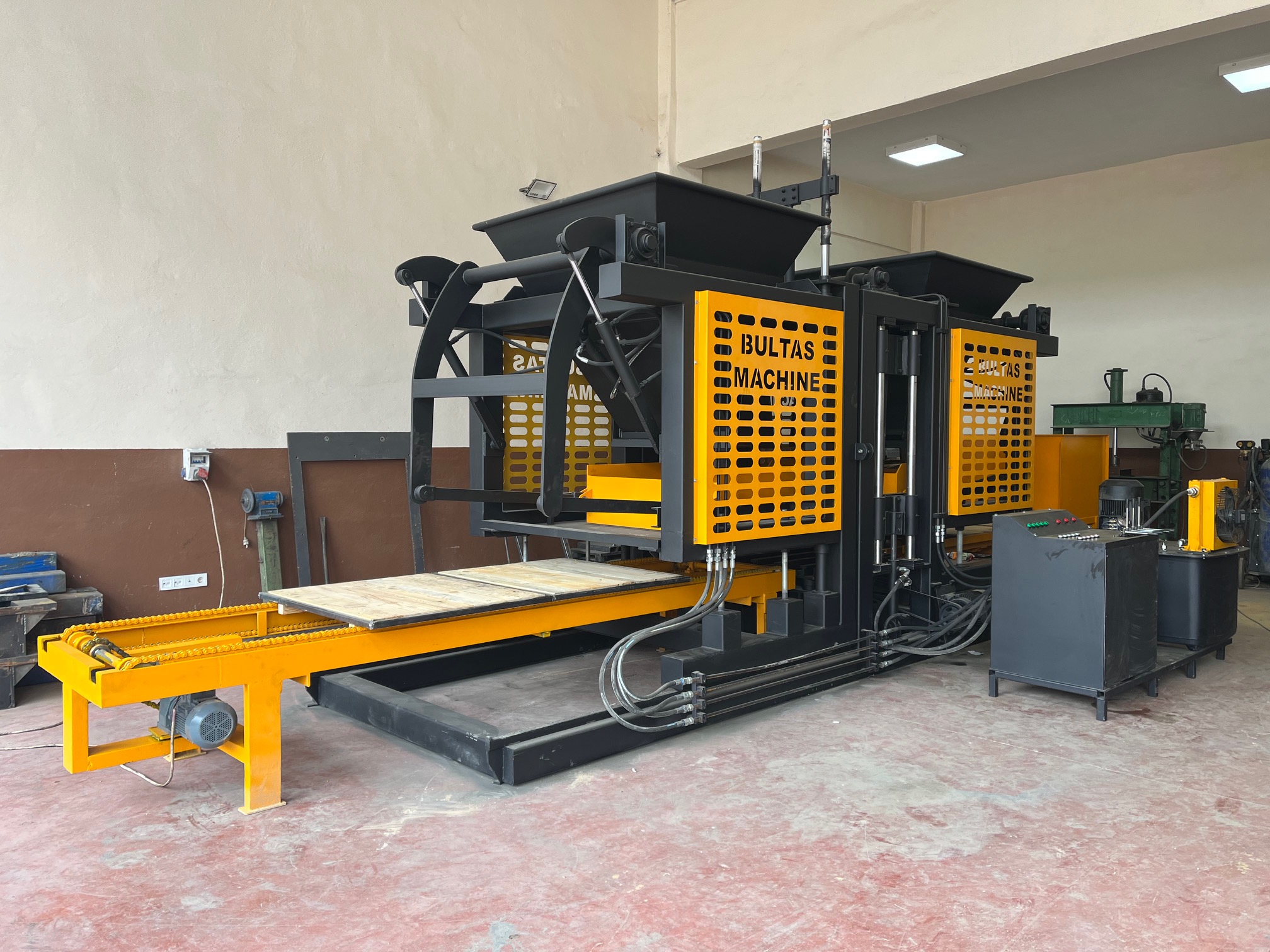 Automatic block and pavers making machine BLT10000BP